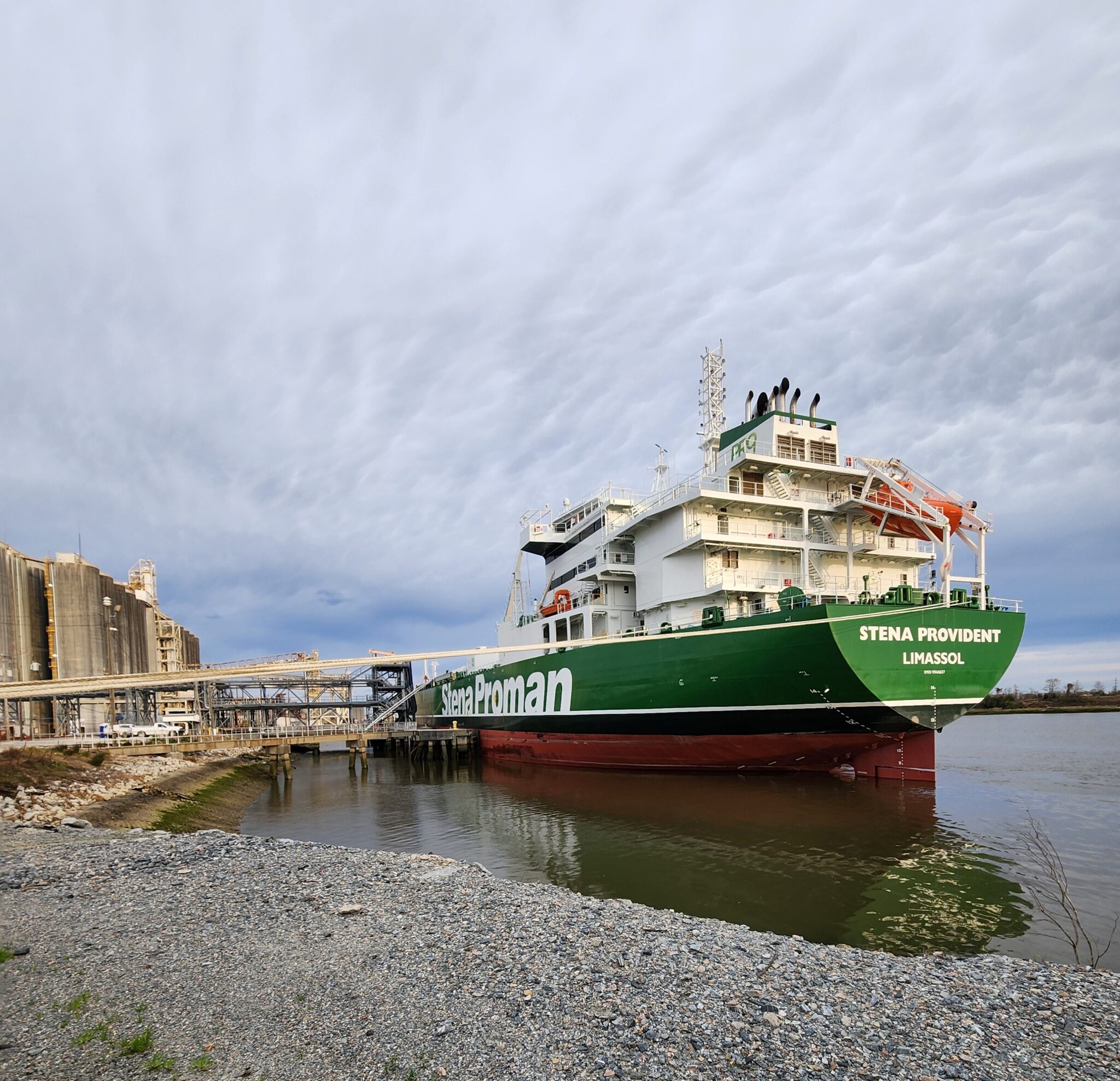 Stena Provident successfully completes first ever methanol bunkering at ...